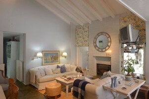 Villa Palmina | Área de estar | TV de tela plana 32 polegadas com canais digitais, TV