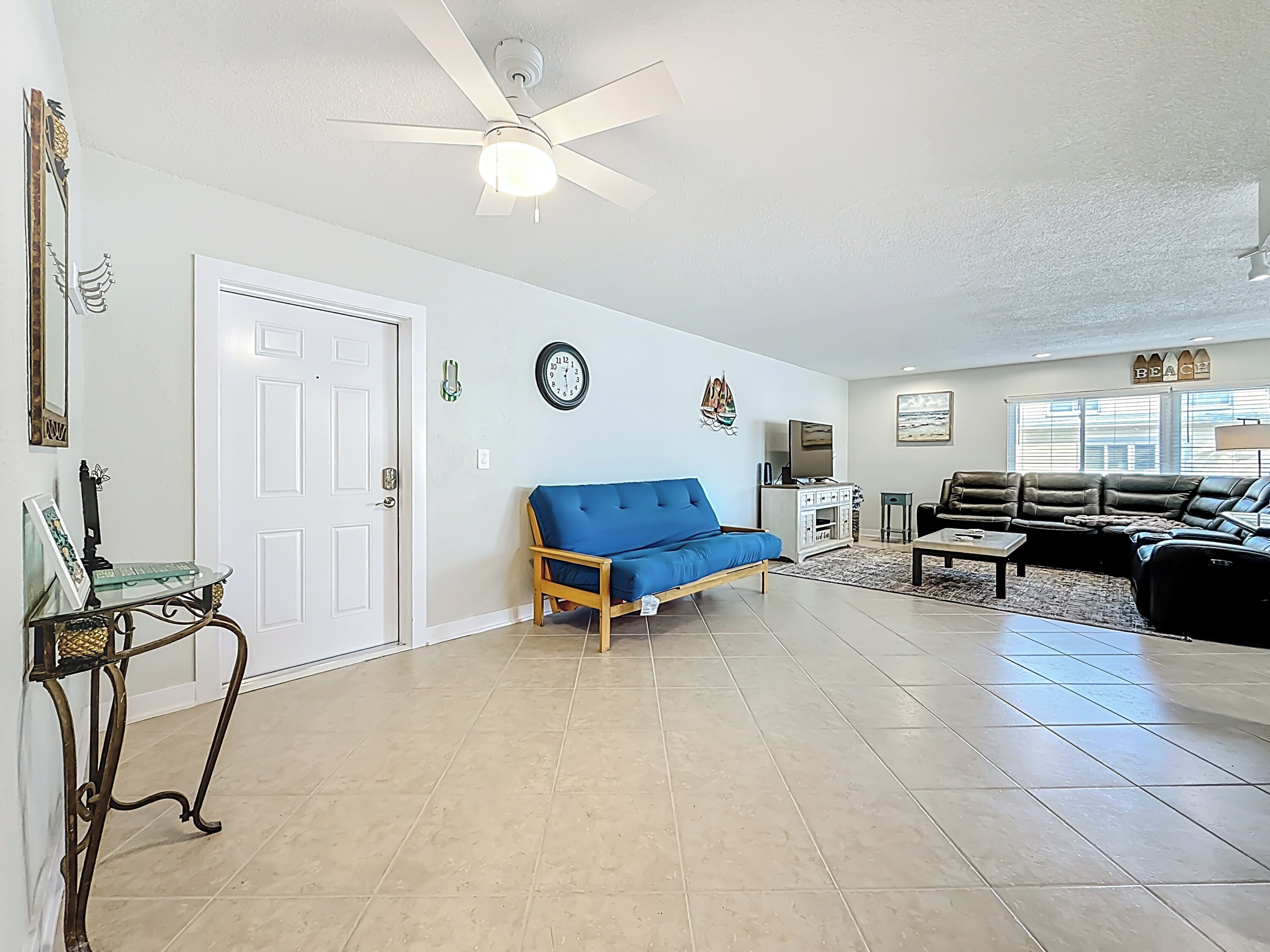 Minutes To Beach + Free Parking + Spacious Stay - St. Pete Beach, FL