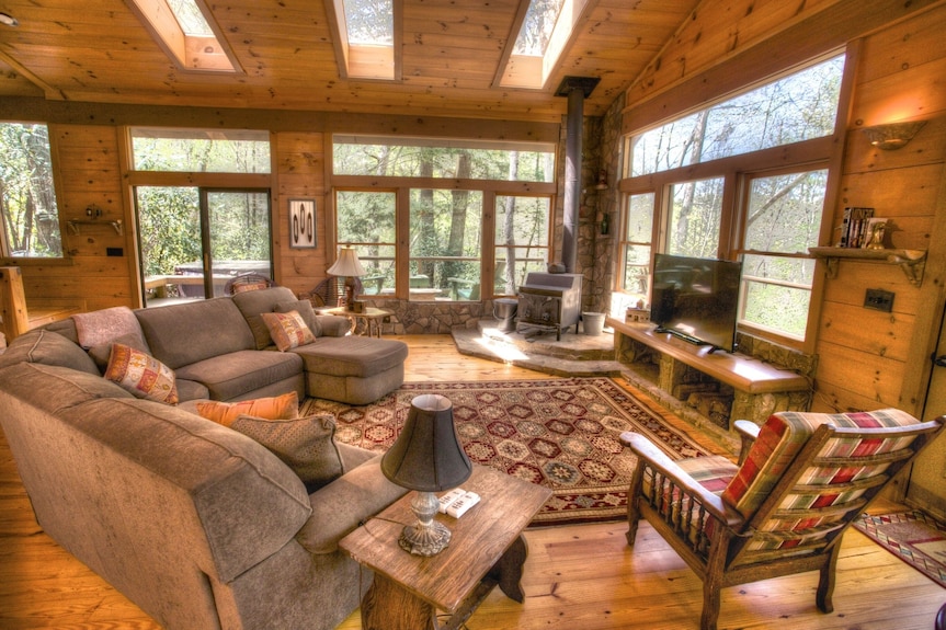 Bogg's Mtn Lodge Free Spring Night - Lake Tugalo, SC