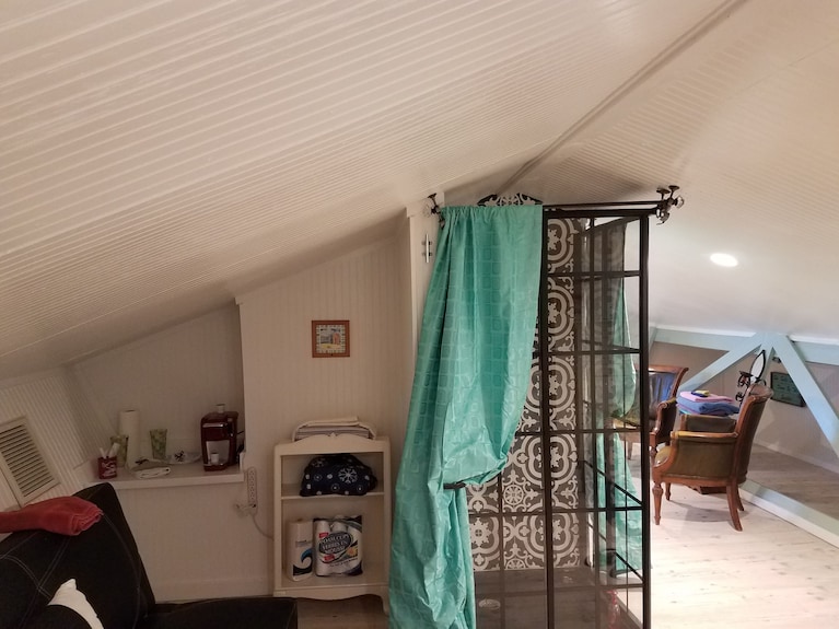 Beach Block Sleeps 6 Daily Rentals, Pets Ok, Hot Tub - 清水海灘