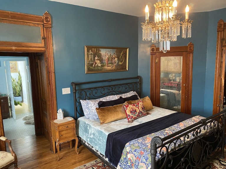 Vineyard Mansion - Emma Room - 1 King Bed - Missouri