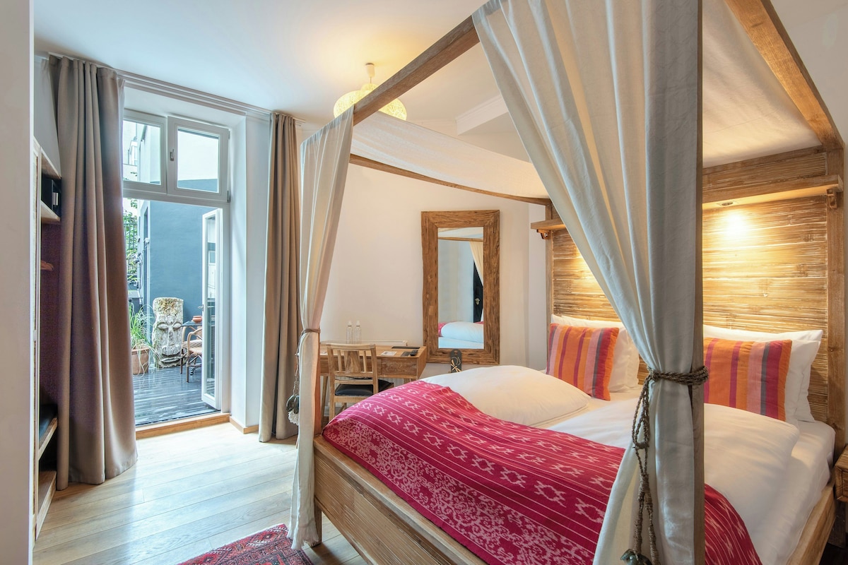 Quarto casal superior | Roupas de cama premium, cofres nos quartos, quartos à prova de som