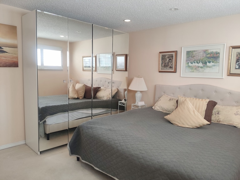 Private Lower Level Suite With Fireplace And A Feeling Of Home - Calgary