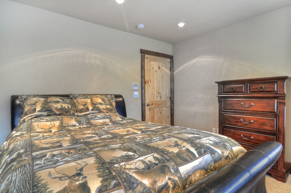 Castle Glen Dream Estate! Spa, Movie Theater, Lake And Mountain Views! - Big Bear, CA
