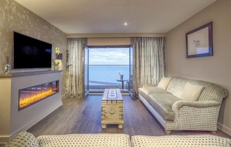 Suite, 1 cama king-size, vista para o mar | Sala | Televisor de ecrã plano de 55 polegadas com canais digitais, televisor . Boulevard Hotel