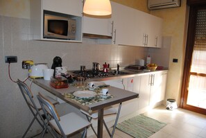 Appartamento Deluxe Mono | Cozinha privada | Um frigorífico/congelador grande, um micro-ondas, um forno