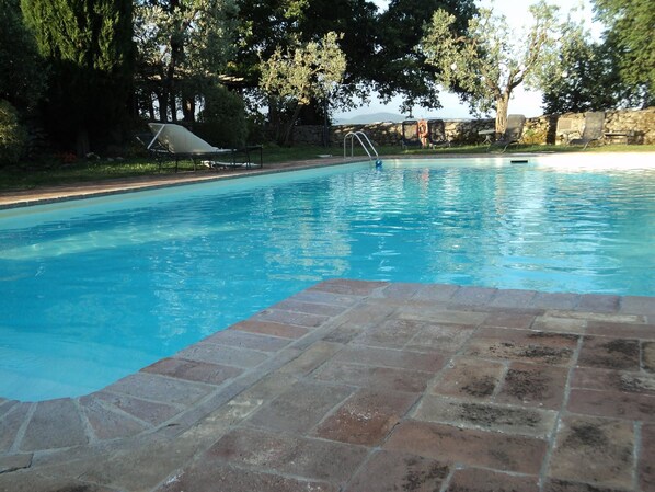 Piscina exterior, espreguiçadeiras