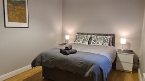 Apartamento Familiar, 2 camas de casal, não fumadores | 2 quartos, secretária, quartos insonorizados, ferro/tábua de engomar 