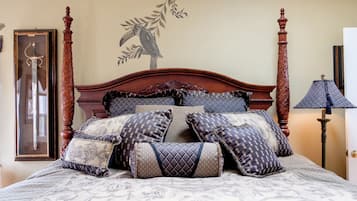 Quarto Deluxe, 1 cama king-size, casa de banho privativa | Lençóis de algodão egípcio, roupa de alta qualidade