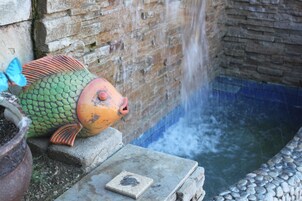 Quarto romântico, 1 cama King (21+ Adults Only/Couples Only) | Banheiro | Chuveiro/banheira combinados, ducha de hidromassagem