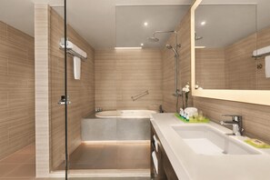 Suite, 2 quartos (2 Kingbed) | Casa de banho | Um chuveiro de hidromassagem, produtos de higiene exclusivos 
