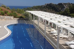 Piscina externa sazonal, barracas de cortesia, guarda-sóis