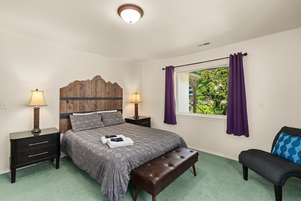 Aspen Meadow Retreat - Large Home With Views - Leavenworth, WA