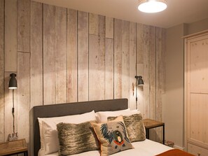 Apartamento de Luxo, 2 quartos | 2 quartos, roupa de alta qualidade, secretária, ferro/tábua de engomar 