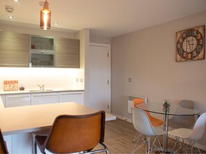 Apartamento de Luxo, 2 quartos | 2 quartos, roupa de alta qualidade, secretária, ferro/tábua de engomar 