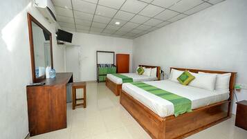 Quarto casal standard, para não fumantes | Frigobar (abastecido com alguns itens grátis), cofres nos quartos