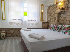 Quarto Duplo Básico | Minibar, camas desdobráveis, Wi-fi grátis, roupa de cama fornecida