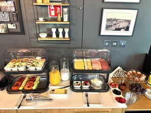 Pequeno-almoço tipo buffet diário mediante uma taxa 