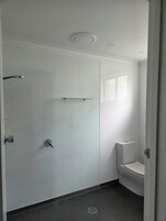 Quarto Premium, 1 cama queen-size | Casa de banho | Um polibã, um chuveiro fixo, toalhas fornecidas 