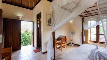 Quarto casal de uso individual (Bintang) | Cofres nos quartos, escrivaninha, roupa de cama