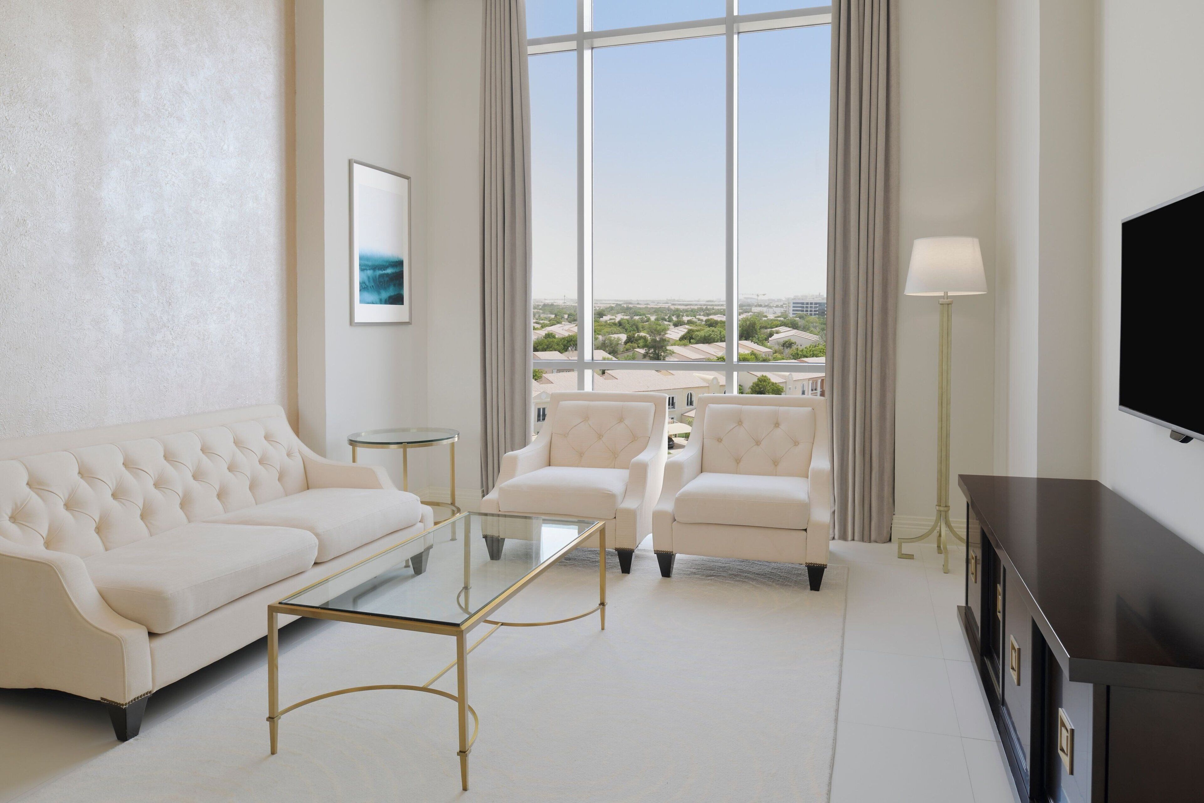 Suíte, 1 cama King (View) | Sala de estar | Smart TV 49 polegadas com canais a cabo, TV, livros