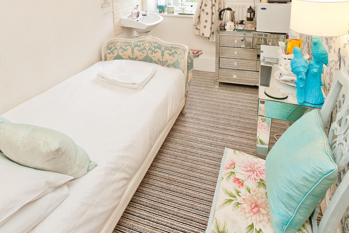 Quarto Individual Básico | 1 quarto, roupa de alta qualidade, com decoração personalizada