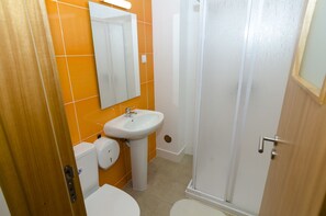 Chuveiro, toalhas de banho, sabonete, shampoo