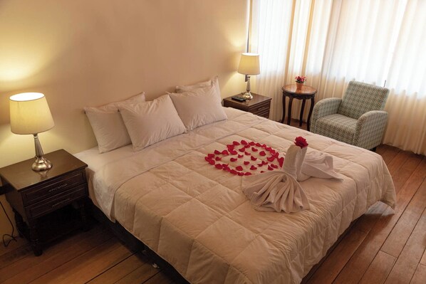 Quarto casal luxo, 1 cama Queen | Edredons de pluma, frigobar, cofres nos quartos