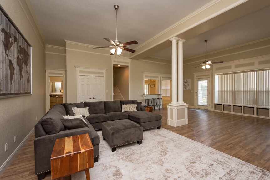 Gorgeous 4900 Square Foot Pool & Spa Home Minutes From Lake Travis And Winery - Lago Vista, TX