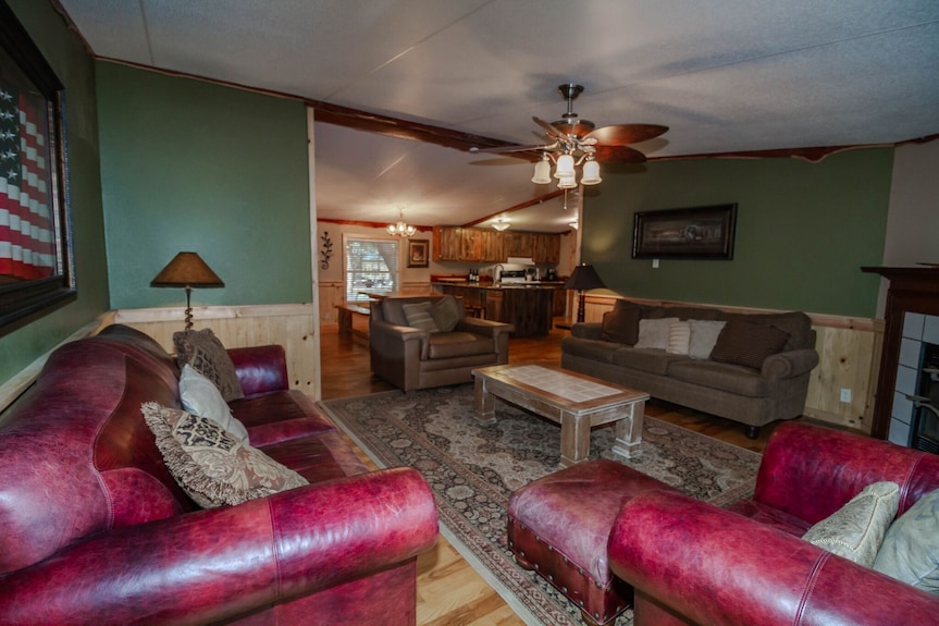 Ella's Guest Lodge, Private Riverfront @Vacation Frio River Sleeps 12-24 - Concan, TX