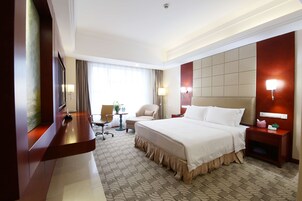 Quarto casal luxo | Frigobar, cofres nos quartos, escrivaninha, cortinas blackout