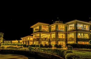 Fachada da propriedade à noite