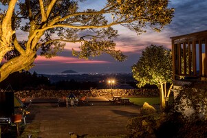 Fachada do alojamento (tarde/noite)