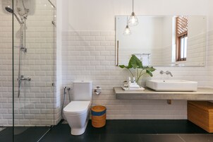 Quarto Duplo Superior, não fumadores | Comodidades da casa de banho | Um polibã, artigos de higiene pessoal grátis, um secador de cabelo