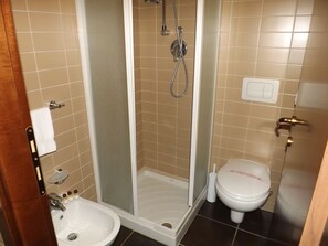 Quarto triplo | Banheiro | Chuveiro, produtos de toalete grátis, secador de cabelo, bidê