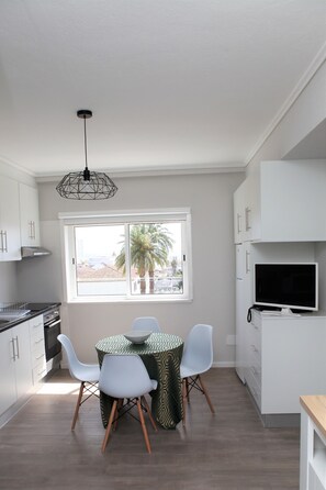 Apartamento, 1 quarto, Vista para a cidade (4D) | Cozinha privada | Um frigorífico, um micro-ondas, um forno, uma placa de cozinha 
