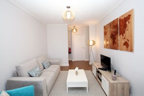 Apartamento, 3 quartos, sacada, vista para a cidade (2D) | Área de estar | TV LCD