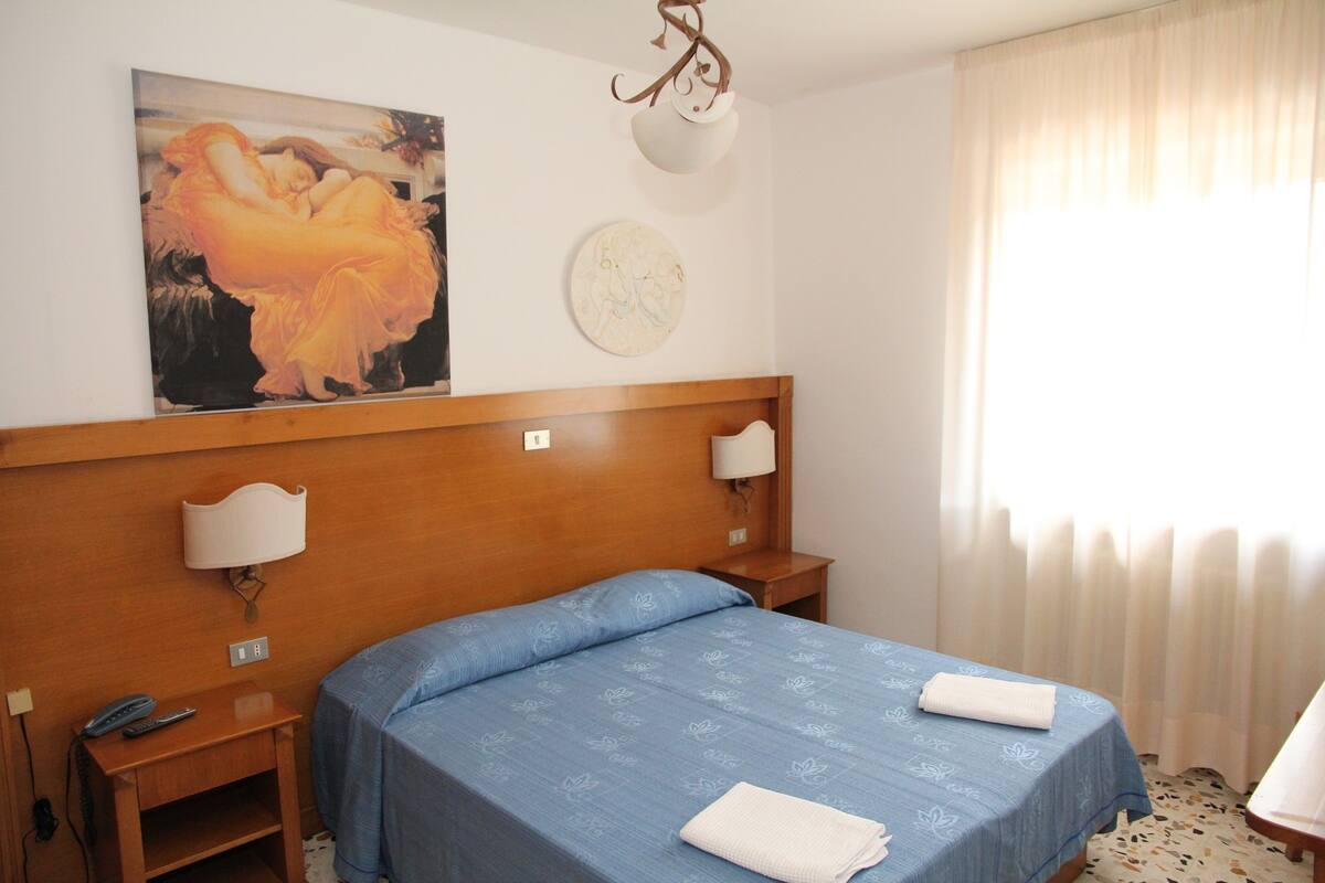 Quarto casal standard | Escrivaninha, Wi-Fi de cortesia