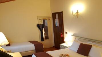 Quarto Triplo | Secretária, ferro/tábua de engomar, Wi-fi grátis