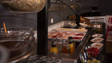 Café da manhã com buffet mediante uma taxa durante a semana