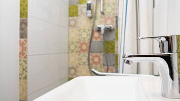 Quarto solteiro standard | Banheiro | Banheira de imersão, produtos de toalete grátis, secador de cabelo