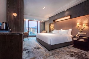Suíte luxo, 1 cama King | Roupas de cama premium, edredons de pluma, cofres nos quartos