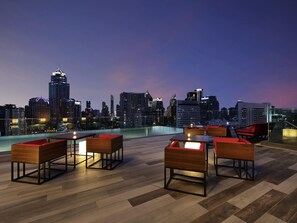 2 bares/lounges, bar ao lado da piscina