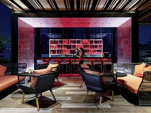 2 bares/lounges, bar ao lado da piscina