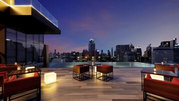 2 bares/lounges, um bar junto à piscina