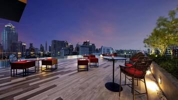 2 bares/lounges, um bar junto à piscina