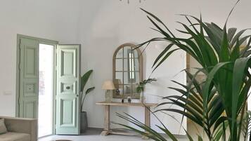 Vila superluxo, 3 quartos, piscina particular, ao lado da piscina | Área de estar | TV de tela plana, Netflix, DVD player