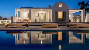 Fachada da propriedade à noite