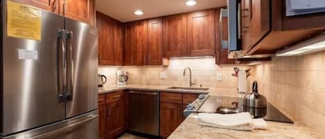 Apartamento em Condomínio Fechado, 2 quartos | Cozinha privada | Um frigorífico, um forno, uma cafeteira/bule, uma torradeira