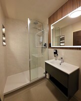 Quarto duplo standard, 2 camas de solteiro, para não fumantes (Hotel) | Banheiro | Chuveiro, secador de cabelo, toalhas de banho, sabonete